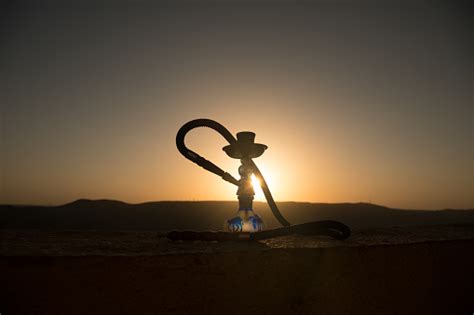 물 담 뱃 대 전통 아랍어 마치신 직접 일몰 빛 야외 사진 산 배경 또는 일몰 배경에 물 담 뱃 대의 실루엣 야외 0명에 대한 스톡 사진 및 기타 이미지 Istock
