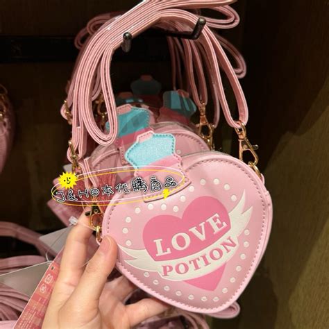 日本代購🇯🇵 預購 環球影城 哈利波特粉色愛心小包附背帶 蝦皮購物