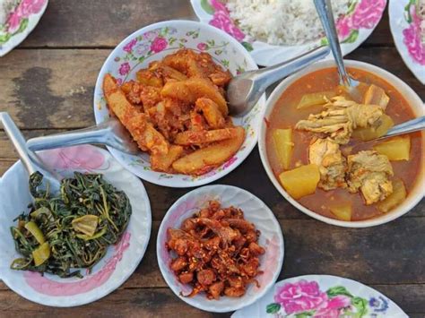 ဆားလင်းကြီးရှိ စစ်ရှောင် ၂ နေရာကို ၂ ရက်ဆက် ထမင်းဟင်းလှူဒါန်း Khit Thit Media