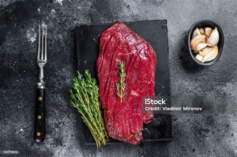 야생 고기에서 사슴 고기 생 스테이크 검은 색 배경 위쪽 보기 0명에 대한 스톡 사진 및 기타 이미지 0명 검은색 고기