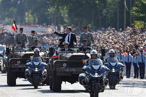 [포토]佛 바스티유 데이 퍼레이드…마크롱 지휘차 올라 사열 뉴스1