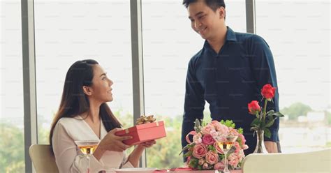 레스토랑에서 연인에게 선물을 주는 로맨틱한 커플 행복한 커플 라이프 스타일 사진 Unsplash의 태국 이미지