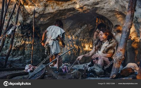 Homo Sapiens Neanderthalensis Hunting