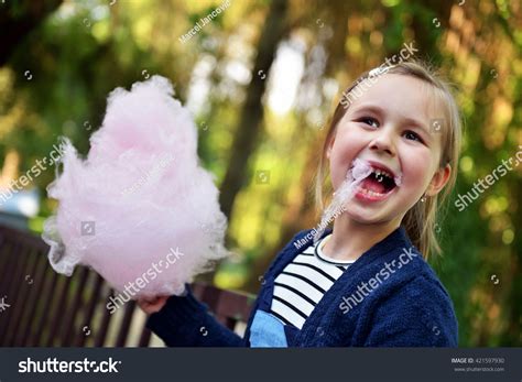 Girl With Cotton Candy лицензируемые стоковые фотографии без
