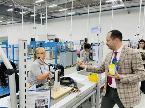 Кметът на Враца Калин Каменов подари над 1 000 цветя снимки