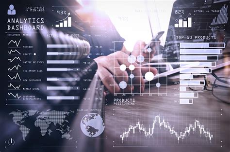 개념으로 서 나무 책상에 디지털 태블릿 및 노트북 컴퓨터와 책 스택과 눈 유리를 사용 하는 디자이너 손 공연에 대한 스톡 사진 및 기타 이미지 Istock