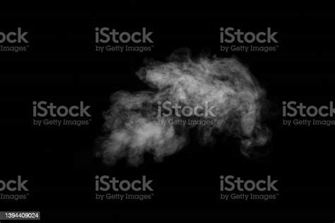 소용돌이치고 흔들리는 연기 증기 사진에 오버레이하기 위해 검은 배경에 고립 됨 0명에 대한 스톡 사진 및 기타 이미지 0명 검은색 곡선 Istock