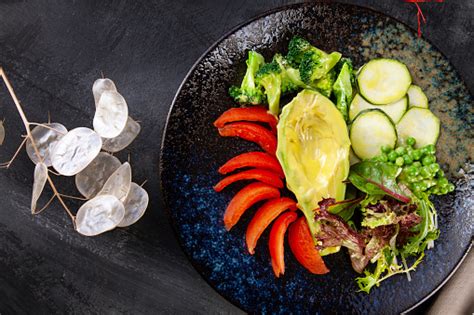 어두운 배경에 검은 질감 접시에 제공 아보카도와 녹색 샐러드에 보기를 닫습니다 플랫 레이 음식 비건 신선한 샐러드 디자인을 위한 복사 공간 0명에 대한 스톡 사진 및 기타