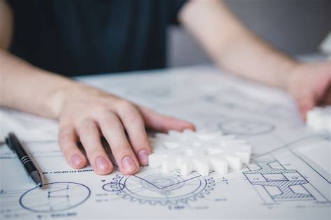 3d 프린터의 부품 및 기계 부품 설계에 대 한 청사진을 사용 하는 사람의 손을 엔지니어링 공학 도구 및 기술 개념입니다 3차원 형태에 대한 스톡 사진 및 기타 이미지