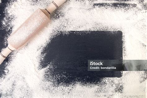 롤링 핀과 검은 배경에 밀가루 주위 공간에 복사 합니다 최고의 볼 수 있습니다 프레임입니다 굴리기에 대한 스톡 사진 및 기타 이미지 Istock