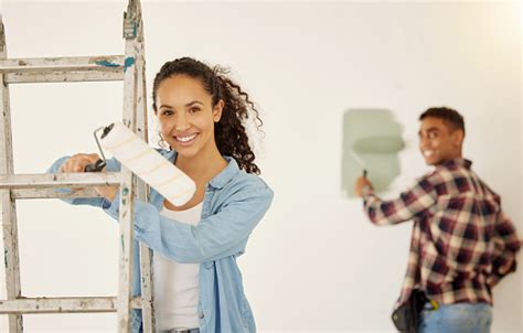 Diy 주택 개조 프로젝트를위한 유지 보수 및 페인팅 커플 아파트의 인테리어 디자인을위한 건설 및 창의적인 수리 작업을위한 미소