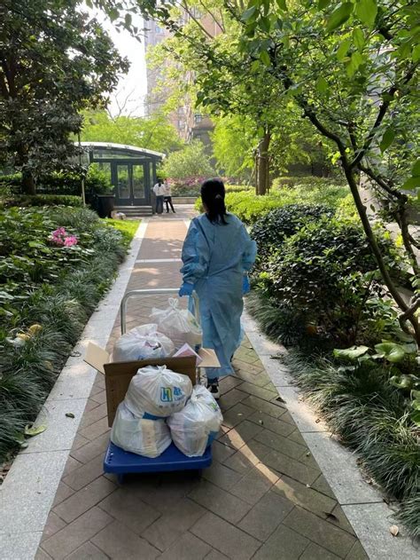 上海首批2万份“防疫关爱包”今起发放！将送到这三个区的高龄独居老人手上物资生活行动