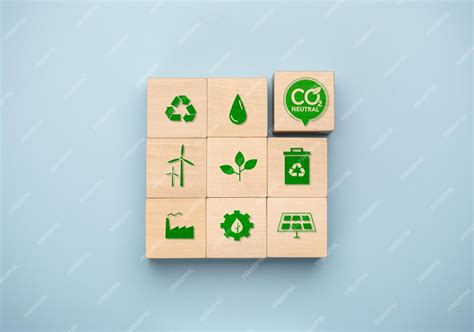 순 제로 및 탄소 중립 개념 순 제로 배출량 목표 장기 기후 중립 전략 지구 환경과 관련된 녹색 순 센터 아이콘 및 녹색 아이콘이 있는 나무 큐브 프리미엄 사진