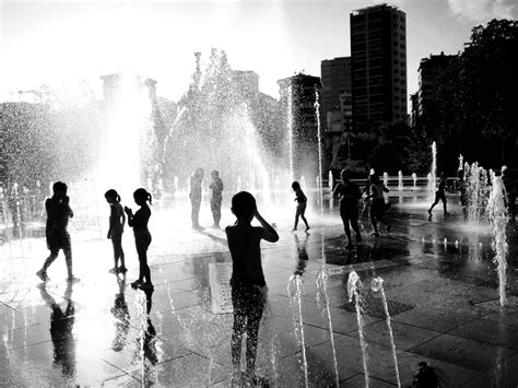 가족 계절 공원 그룹 낮 냉각 놀이 도시 공원 따뜻한 날씨 레저 레크리에이션 모노톤의 물 스트리밍 물놀이 물을 튀기다 미소 밝아진 부모