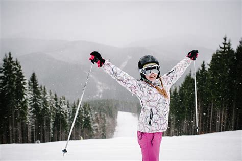 여자 서 스키 준비 하 고 카 르 파 티아 산맥에 눈이 트랙에 아래로 하강 배경 숲 및 스키 슬로프에 겨울 자연입니다 풍경입니다 위 반 카메라를 보고입니다 닫습니다 가루로