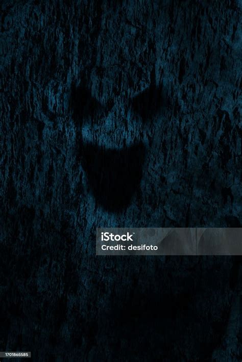 텅 빈 으스스한 소박한 짙은 회색 블랙 블루 그라데이션 색상이 긁힌 오래된 금이 간 질감의 벽 할로윈 테마의 세로 배경 활짝 웃는 웃음 행복한 유령 실루엣 그림자 3 명에