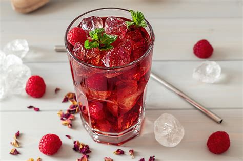 라즈베리와 민트가 곁들인 콜드 브루 히비스커스 아이스 티 칵테일에 대한 스톡 사진 및 기타 이미지 칵테일 라즈베리 히비스커스 Istock