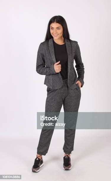 벌 서 고 흰색 배경에 고립 된 카메라를 보고 포즈에 성공적인 웃는 사업가의 전체 길이 초상화 갈색 머리에 대한 스톡 사진 및 기타 이미지 Istock