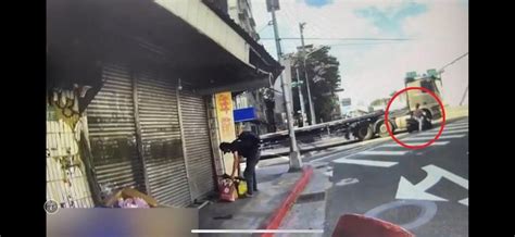 沒注意內輪差！騎士遭捲聯結車底 警急攔車拍門救人