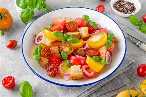 토마토 양파 신선한 바질 빵을 곁들인 전통적인 이탈리아 판자넬라 샐러드 채식 요리 평면도 0명에 대한 스톡 사진 및 기타 이미지 Istock