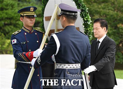 현충원 참배로 공식 일정 시작하는 김영호 신임 통일부 장관 [tf사진관] 포토 기사 더팩트