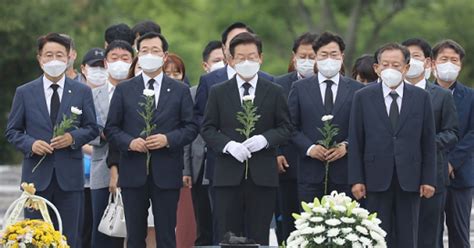 이재명 대표 취임 후 첫 봉하 방문권양숙 여사 면담