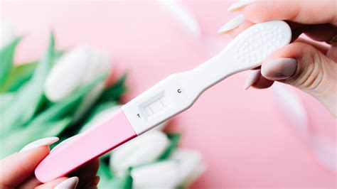 임신 검사 부부 튤립 꽃 핑크 배경에 핑크 실크 리본과 손에 긍정적 인 여성 임신 테스트 새로운 삶과 새로운 가족 모성 임신 피임 개념 가족에 대한 스톡 사진 및 기타