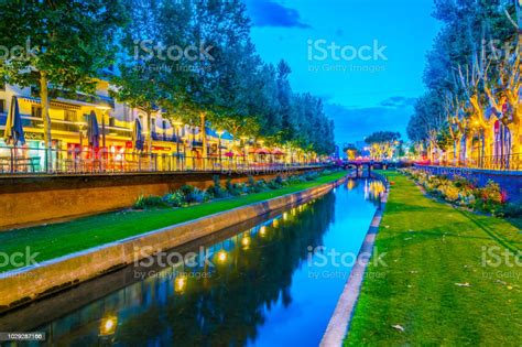 페르 피 냥 프랑스의 시 센터를 통해 흐르는 하는 라 바사 강 일몰 보기 상점에 대한 스톡 사진 및 기타 이미지 상점 페르피냥 0명 Istock