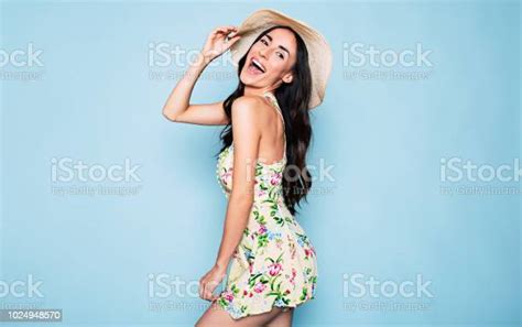 여름 모자와 춤과 파란색 배경 위에 포즈를 취하는 동안 드레스에 아름 다운 세련 되 고 우아한 갈색 머리 여자 드레스에 대한 스톡 사진 및 기타 이미지 Istock
