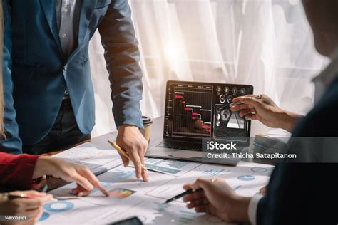 사업가 팀 손 프로젝트 관리자 작업 및 업데이트 작업 및 Gantt 차트 일정 가상 Diagramwith 스마트 폰 태블릿 및 노트북 가상현실에 대한 스톡 사진 및 기타