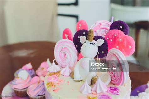 파란색 책장에 판타지 유니콘의 형태로 장식 된 아름다운 밝은 케이크 아이 생일을위한 축제 디저트의 개념 귀여운에 대한 스톡 사진 및 기타 이미지 Istock