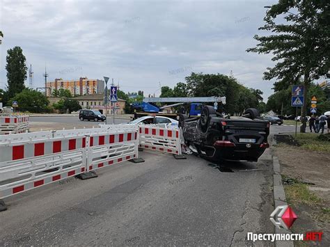 В Николаеве Toyota после столкновения с подъемным краном перевернулась на крышу