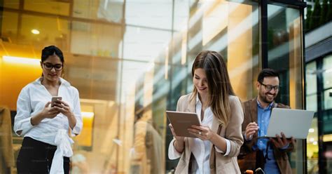 야외에서 일하는 젊은 사업가들 브레인스토밍을 봅니다 기술 개념 사진 Unsplash의 청년 성인 이미지