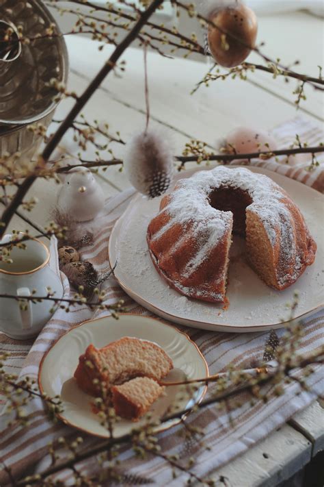 Sifter 가루 살포 가루 설탕 겨울 계피 고명 달콤한 달콤한 대접 디저트 디저트 테이블 레시피 번트 케이크 베이킹 설탕 손 솔방울 수직 쐈어