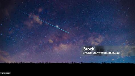 밤하늘에 반짝이는 많은 별들로 가득한 아름다운 밤 깊은 우주의 스타더스트 하늘에서 유성이 떨어지고 있습니다 별이 빛나는 밤하늘의 별똥별과 성운 Falling Stars