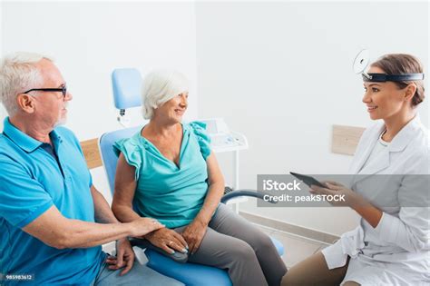 의사 사무실에서 수석 환자와 얘기 하는 이비인후과 의사 귀 검사에 대한 스톡 사진 및 기타 이미지 귀 검사 노인 남자 말하기 Istock