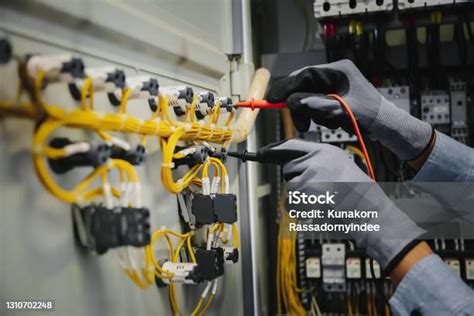 전기 엔지니어는 보호 릴레이에서 전기 설치 및 배선을 테스트하여 멀티미터로 측정합니다 개폐 장치에 대한 스톡 사진 및 기타 이미지 개폐 장치 건설 산업 검사 보기