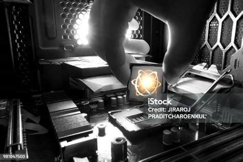 양자 슈퍼 컴퓨터 Cpu 미래 기술와 것 들 개념의 인터넷 손을 잡고 인공 지능 회로 보드 Cpu 프로세서 칩 설정 과학 노란