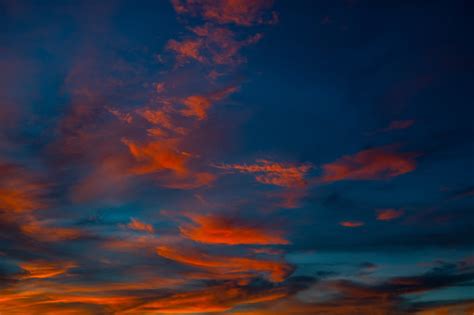 주황색 구름 일몰과 일출 하늘이 있는 극적인 생생한 빨간색 황혼의 시간에 아름 다운 하늘입니다 구름과 함께 화려한 일출 0명에