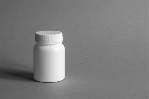 회색 배경에 모자가 있는 흰색 플라스틱 의료 용기 모형 빈 약병 약국 사업 및 치료 개념 공간을 복사합니다 클로즈업 0명에 대한 스톡 사진 및 기타 이미지 Istock