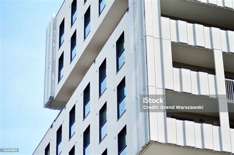 창문과 발코니가 있는 건물의 외관의 조각 많은 아파트와 현대적인 집입니다 0명에 대한 스톡 사진 및 기타 이미지 0명 개발 건물 정면 Istock