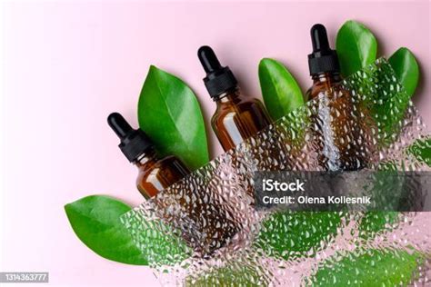 얼굴 오일 이나 세럼 장식 유리 형태와 분홍색 배경에 녹색 잎 드롭퍼 병과 트렌디 한 구성 0명에 대한 스톡 사진 및 기타 이미지 Istock