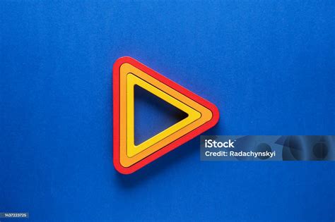삼각형 재생 버튼 벡터 아이콘입니다 재생 및 화살표 기호 로고 요소 삼각형 배경 3가지 개체에 대한 스톡 사진 및 기타 이미지 3가지 개체 삼각형 개념 Istock
