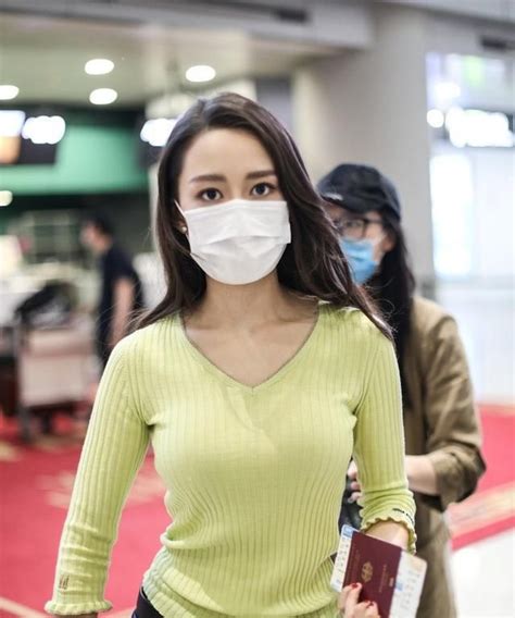 朗朗的老婆吉娜现身机场，这样的颜值和身材真是羡慕不来吉娜身材老婆新浪新闻