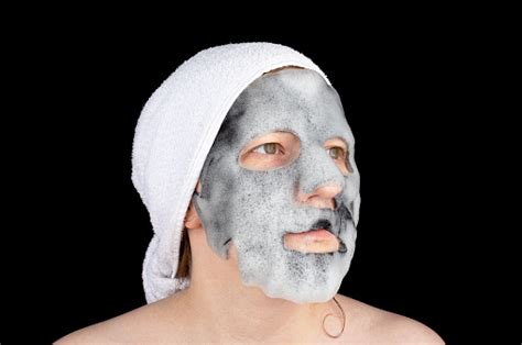 검은 색 배경에 그녀의 얼굴에 거품 시트 마스크를 가진 젊은 여자 30 39세에 대한 스톡 사진 및 기타 이미지 30 39세 각질제거 건강관리와 의술 Istock