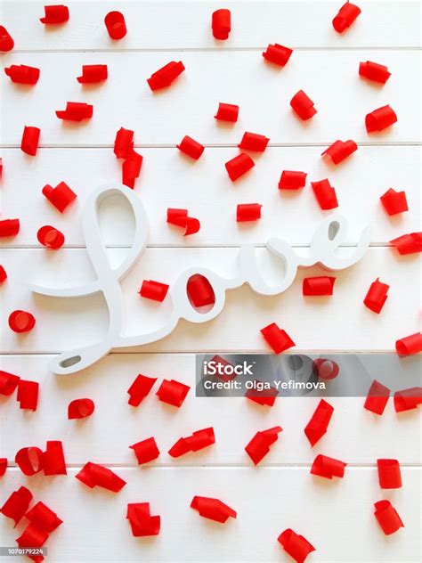 발렌타인 데이 대 한 빨간색 색종이입니다 마음 사랑 기호입니다 반짝이 하트 2월에 대한 스톡 사진 및 기타 이미지 2월 개념 건강관리와 의술 Istock