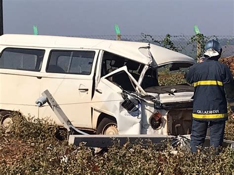 Kombi Com Dois Ocupantes Derruba Poste Para Não Bater Em Caminhão Na Br