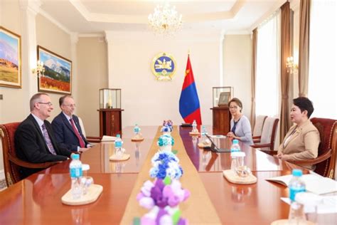 Филип Малонд Гадаад харилцааны яамны “Алтан гэрэгэ” г дурсгав