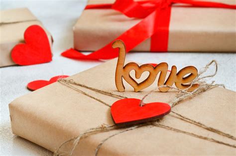 발렌타인 데이 인사말 카드 클로즈업 빨간 리본과 나무 장식 모양 심장 에코 공예 패키지와 제로 폐기물 휴일 축제 선물 상자 0명에 대한 스톡 사진 및 기타 이미지 Istock