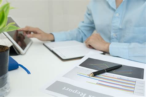 사무실 문서 그래프 데이터 테이블에서 디지털 태블릿의 스크린을만 지는 손가락으로 사업가 사업 비용 재무 관리자 작업 개념 금융 투자에 대 한 계산 감수에 대한 스톡 사진 및